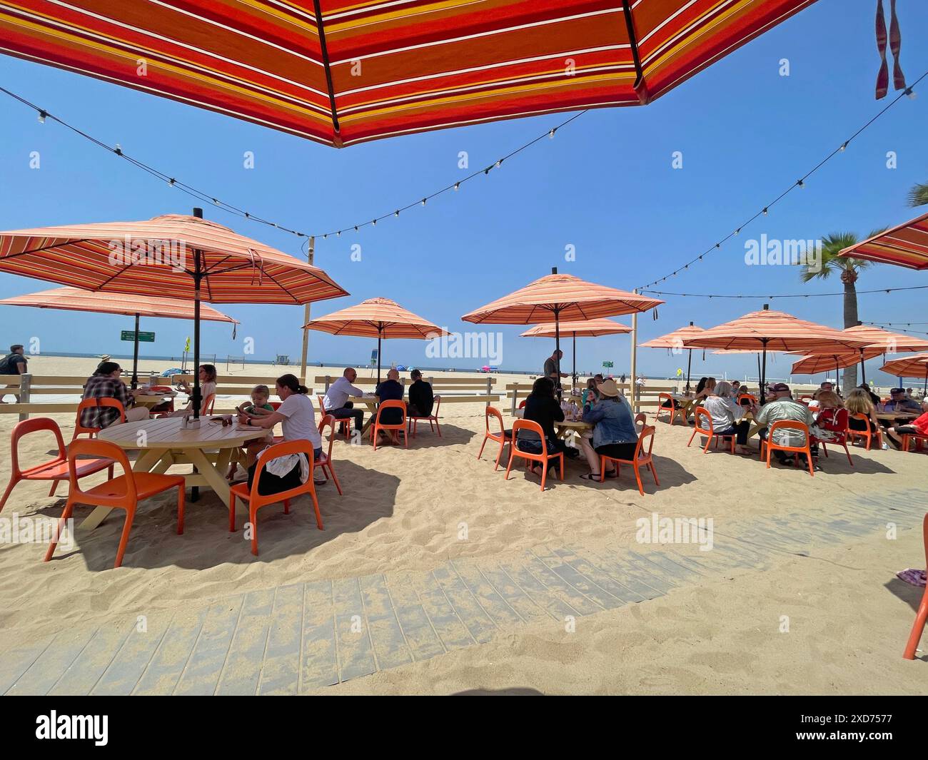 Dining on the beach at Back on The Beach Cafe, Santa Monica California ...