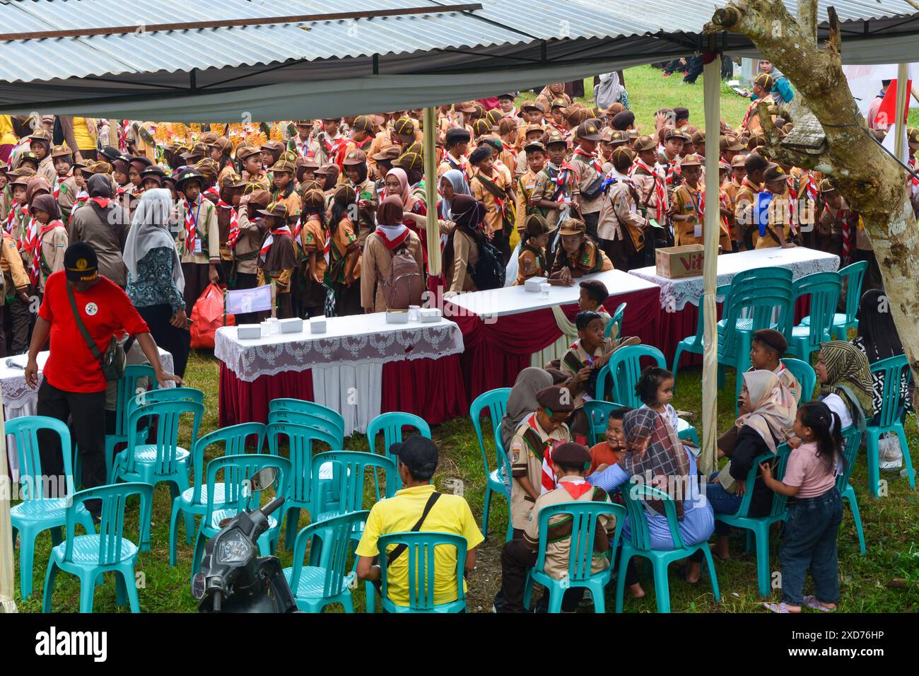 Wadaslintang, 02 January 2023, Photo of many elementary school children ...