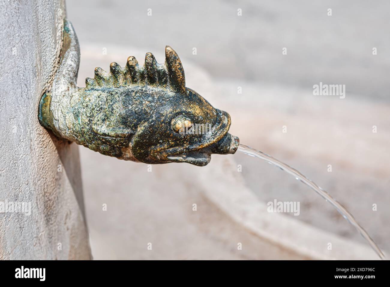 Sculpture fish fountain decoration hi-res stock photography and images ...