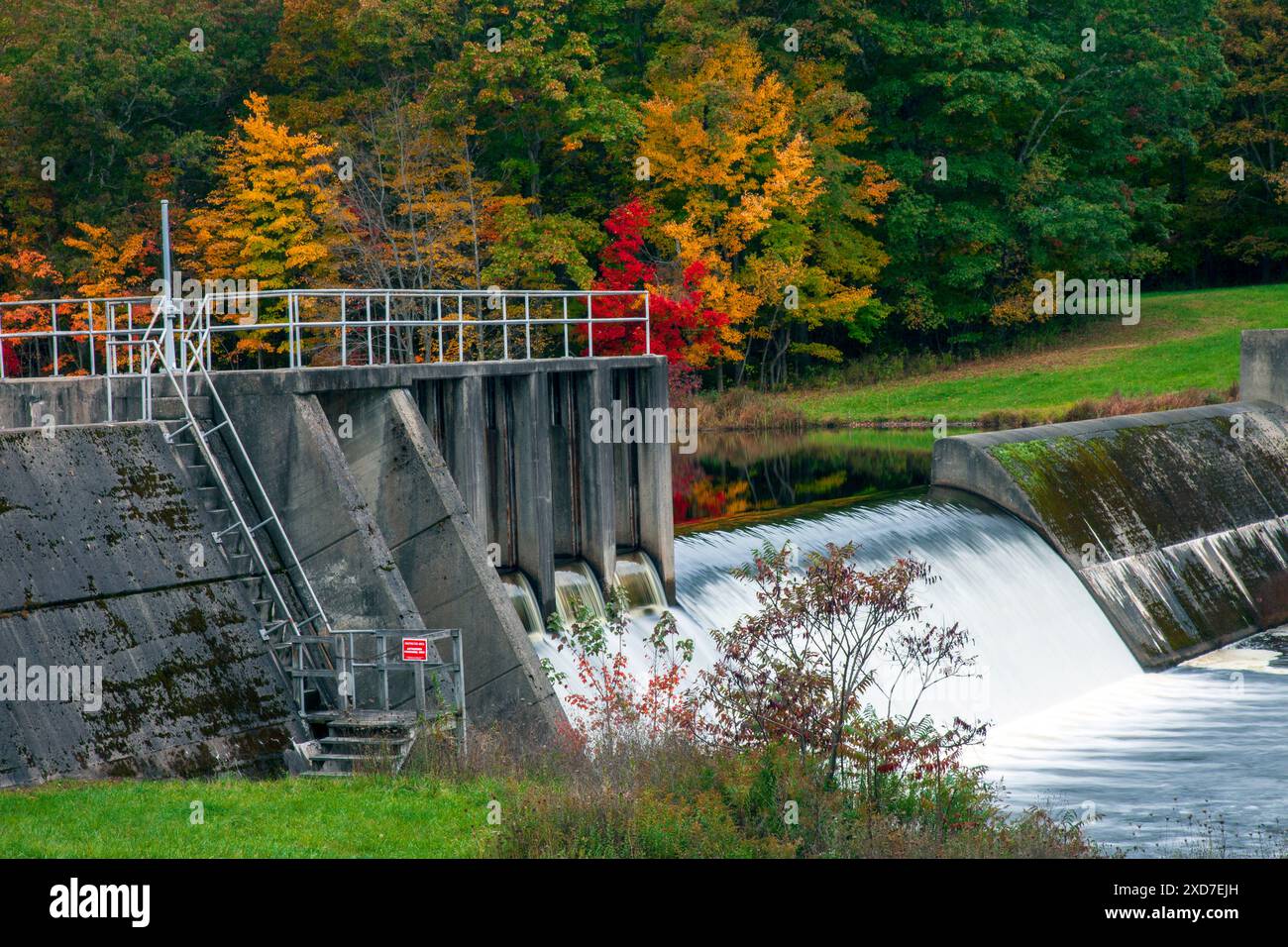 The lake dam hi-res stock photography and images - Alamy