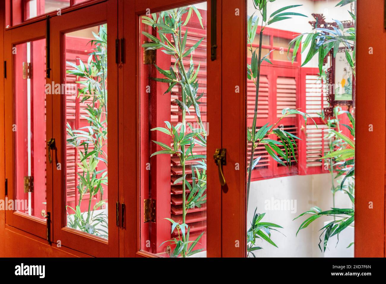 Traditional chinese courtyard house hi-res stock photography and images ...