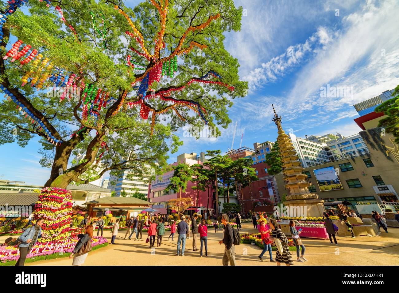 Seoul, South Korea - October 15, 2017: Awesome colorful view of green ...