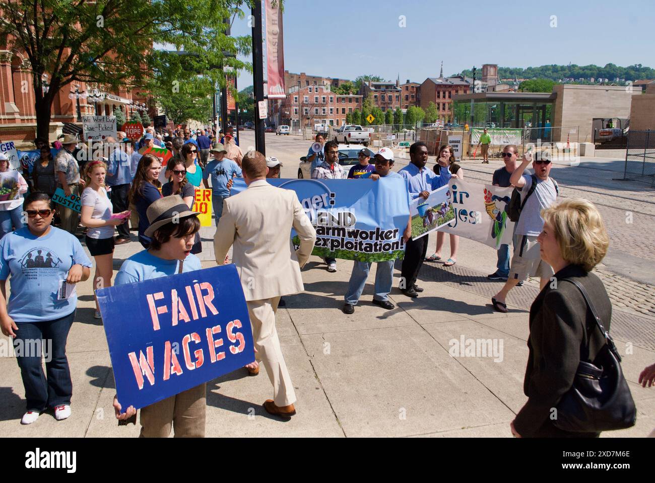 Attendees to the 2012 Kroger Shareholders Meeting arriving to the event ...
