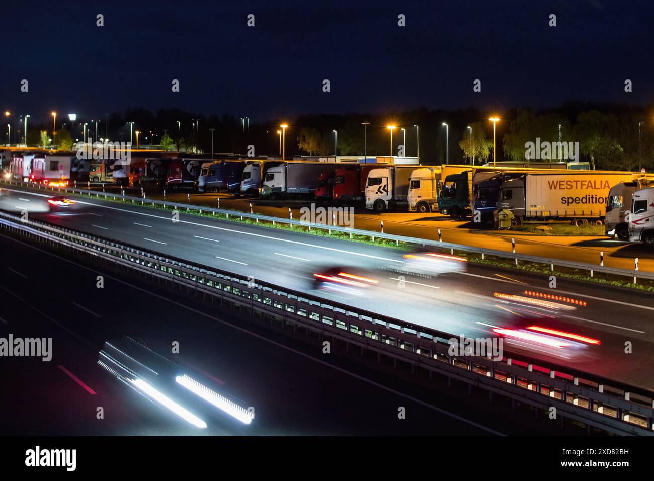 Lehrte, Germany. 07th Apr, 2024. General view of the crowded Bundesautobahn 2 in Lehrte. Federal ...