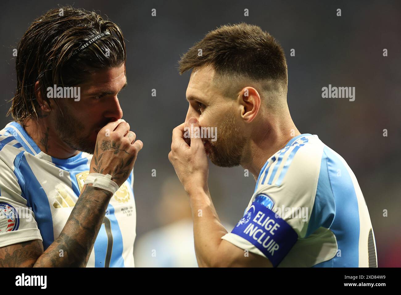Argentina's forward Lionel Messi (R) chats with midfielder Rodrigo de ...