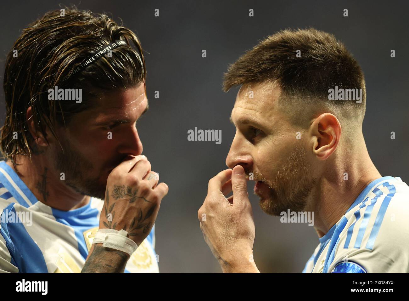 Argentina's forward Lionel Messi (R) chats with midfielder Rodrigo de ...