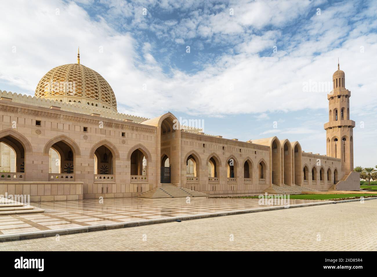 The Sultan Qaboos Grand Mosque in Muscat, Oman. Amazing Islamic ...