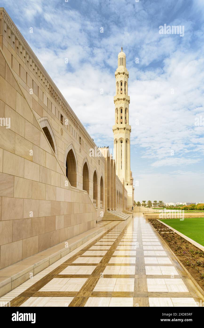 The Sultan Qaboos Grand Mosque in Muscat, Oman. Amazing Islamic ...