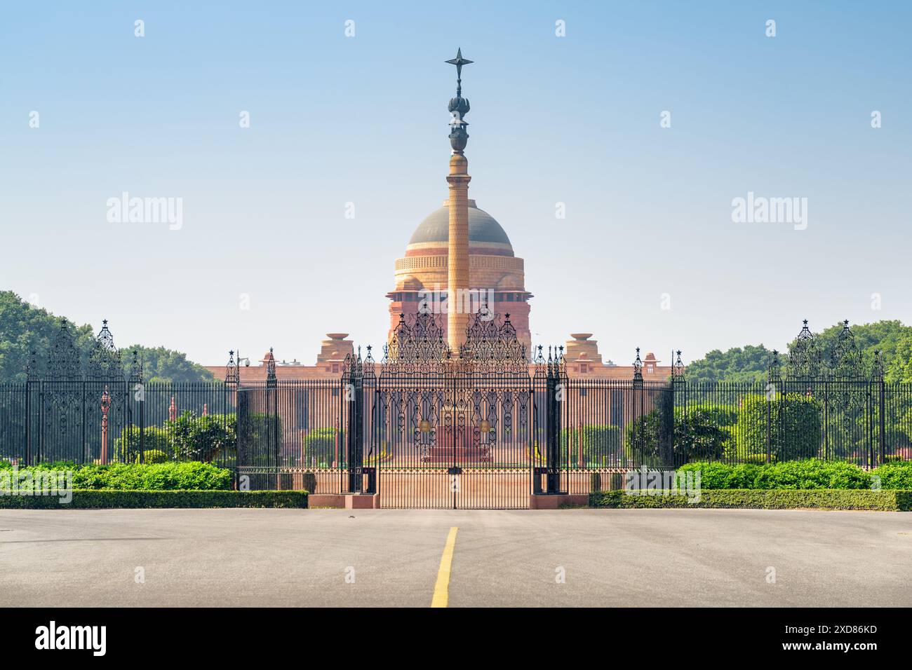Awesome view of the main gate of Rashtrapati Bhavan and Jaipur Column ...