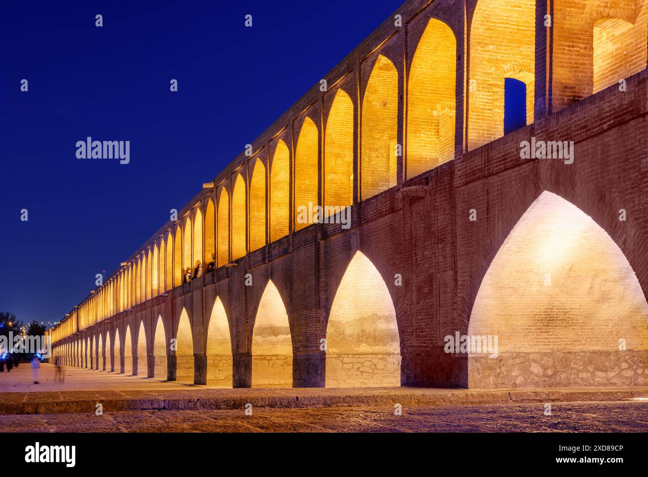 Scenic night view of the Allahverdi Khan Bridge (Si-o-se-pol) in ...