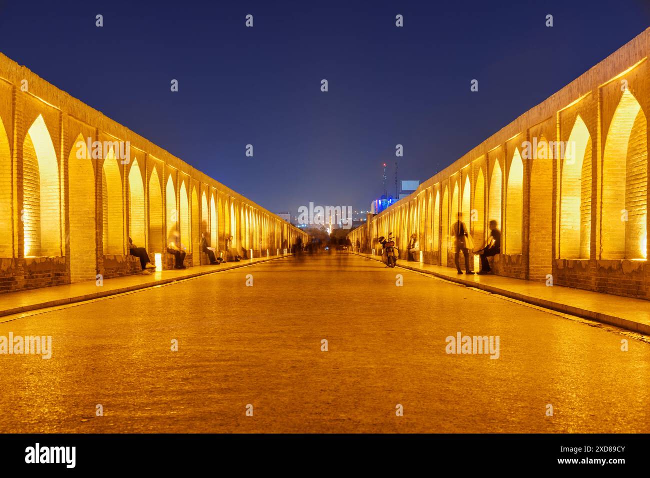 Scenic night view of the Allahverdi Khan Bridge (Si-o-se-pol) in ...