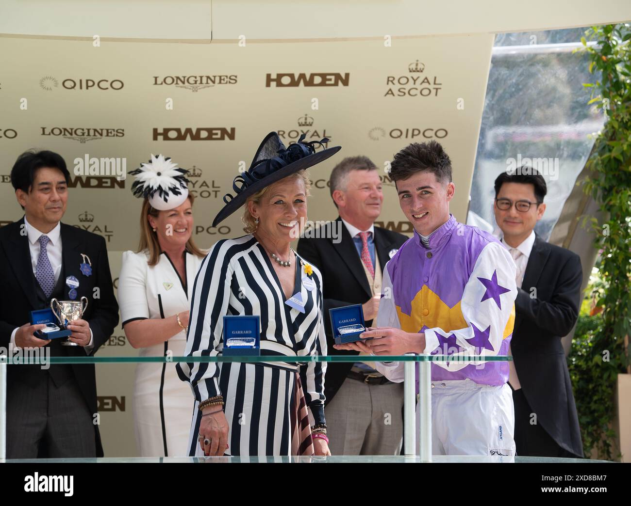 Sarah Beeny makes the Winners Presentation for the King George V Stakes ...