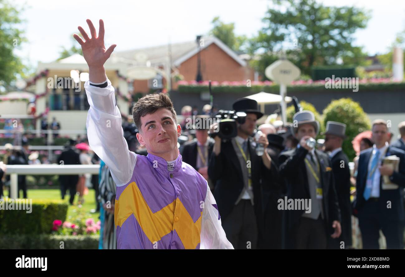 Sarah Beeny makes the Winners Presentation for the King George V Stakes ...