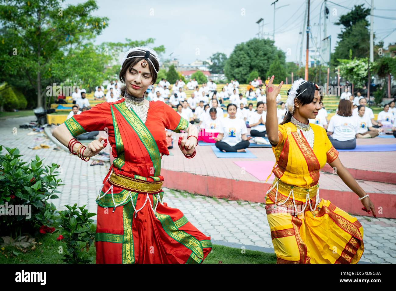 (240621) -- KATHMANDU, June 21, 2024 (Xinhua) -- Artists perform a ...