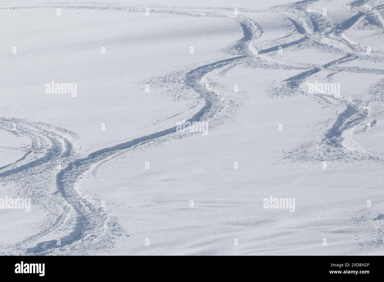 Wavy snowboard lines in fresh white winter snow landscape background ...