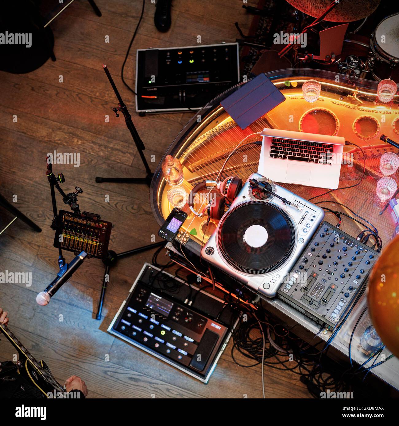 Electronic music instruments microphone hi-res stock photography and ...