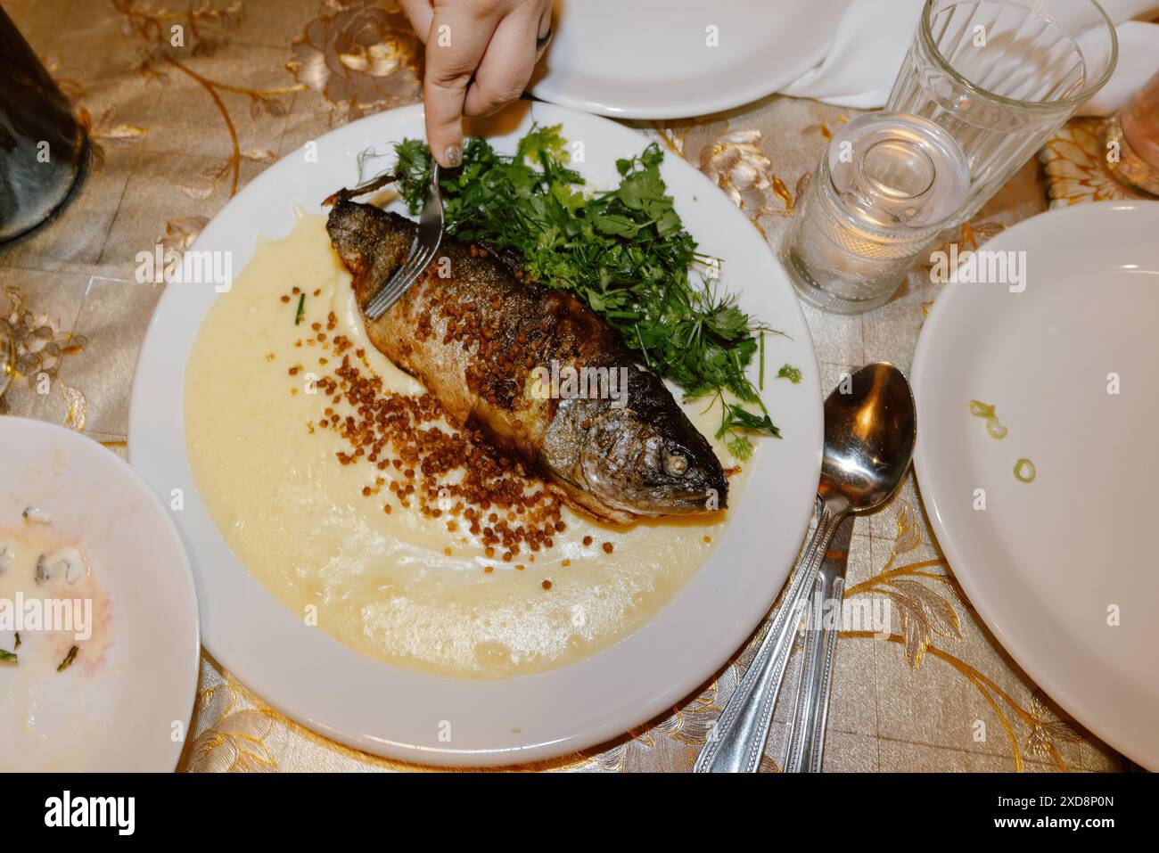 Whole roasted fish hi-res stock photography and images - Alamy