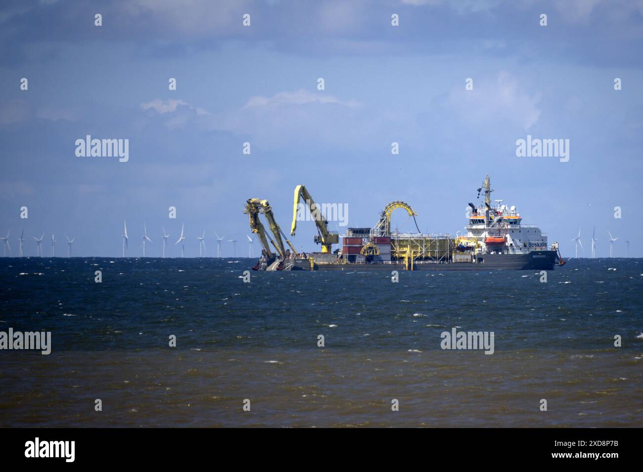 VELSEN-NOORD - Pontoon Giant 7 brings a sea cable from the Hollandse ...