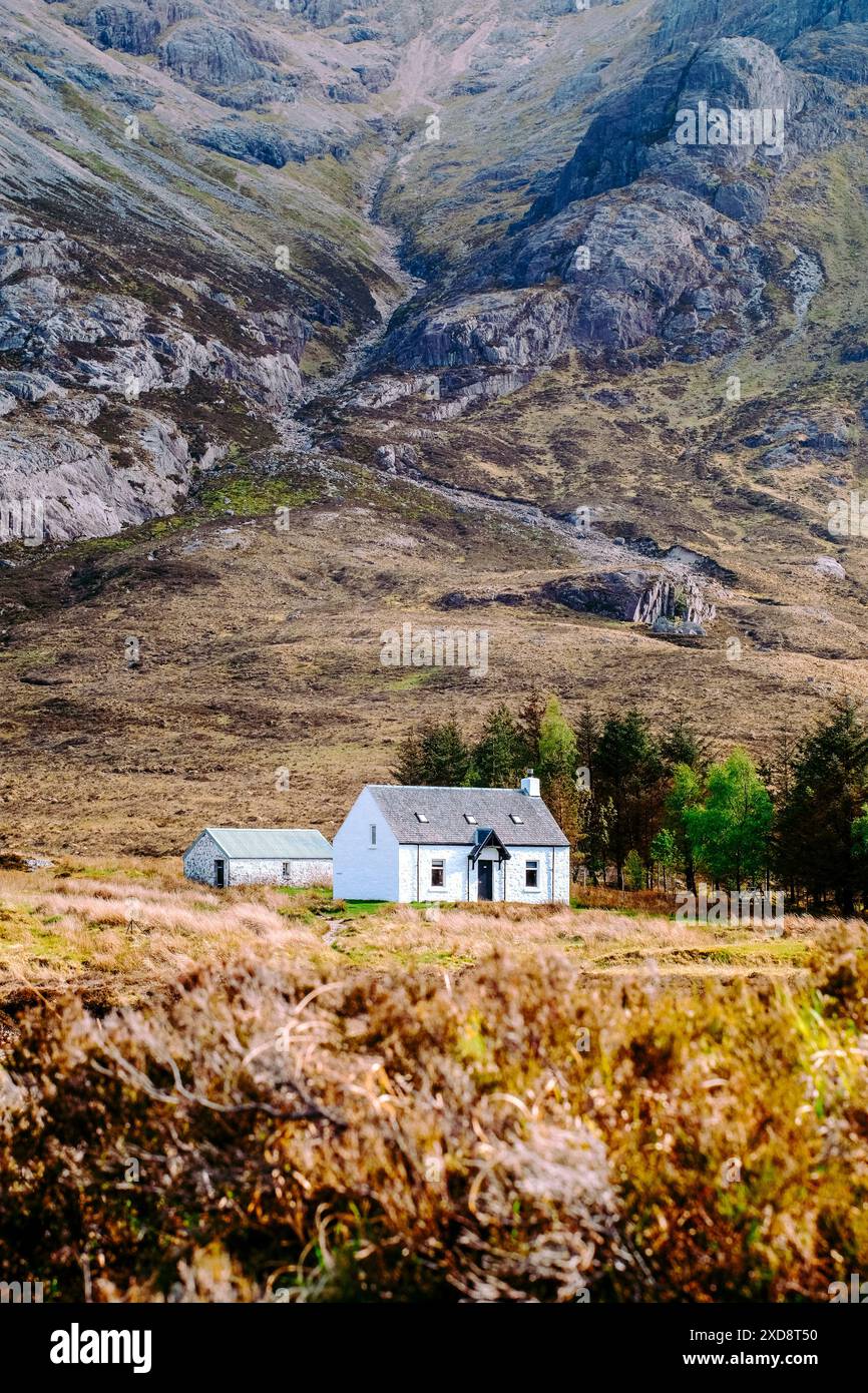 White house in the Scottish Highlands Stock Photo - Alamy
