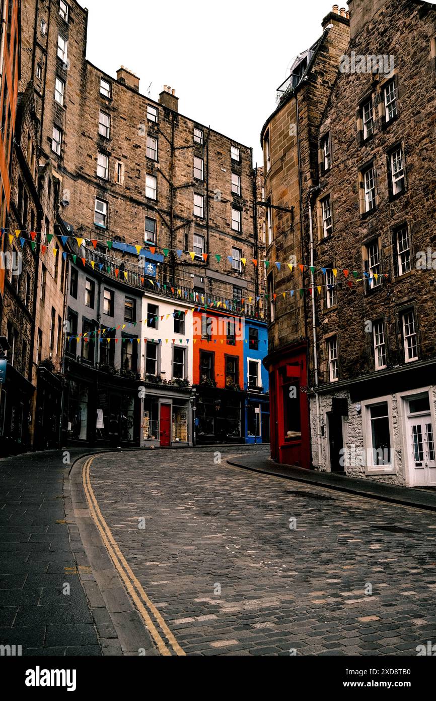 narrow streets in the old town of edinburgh Stock Photo - Alamy