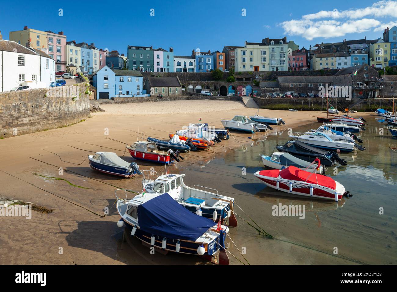 Tenby colourful houses harbour hi-res stock photography and images - Alamy