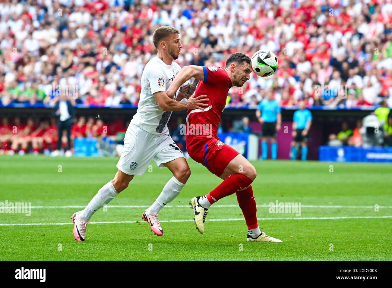 Jan Mlakar Slovenia und Filip Mladenovic Serbia im Zweikampf, UEFA EURO ...