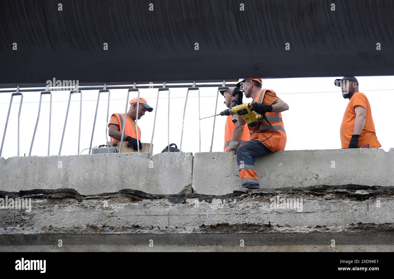 Non Exclusive: KYIV, UKRAINE - JUNE 20, 2024 - Workers repair the ...
