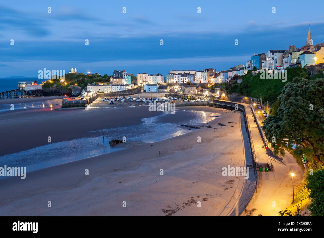 Tenby beach at night hi-res stock photography and images - Alamy