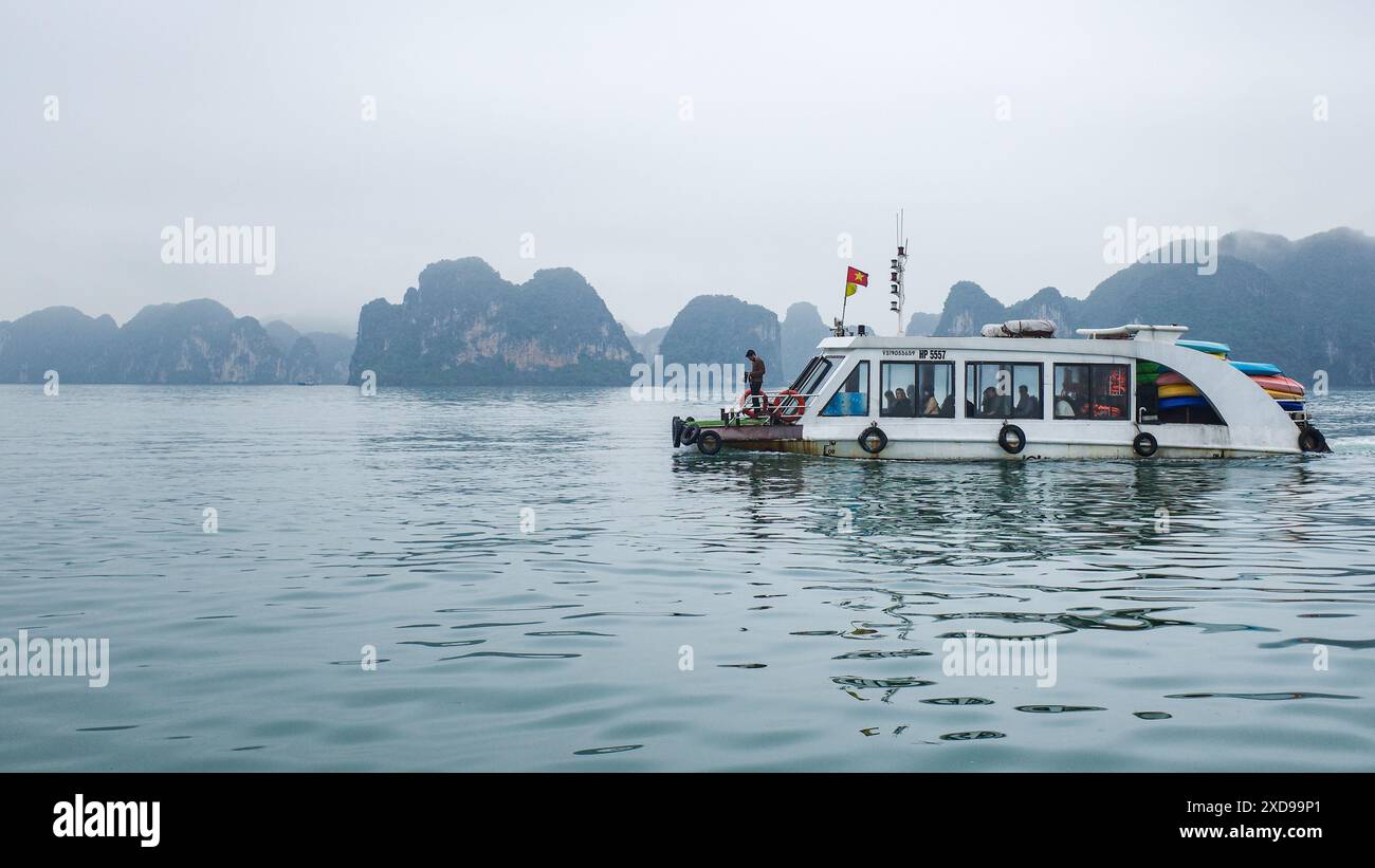 Halong Bay, Vietnam - 30 Jan, 2024: A tourist boat sailing through Ha ...