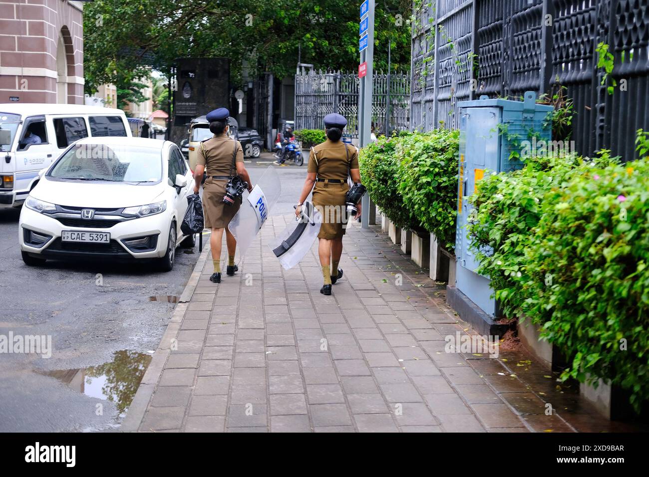 Sri lankan female police officer hi-res stock photography and images ...