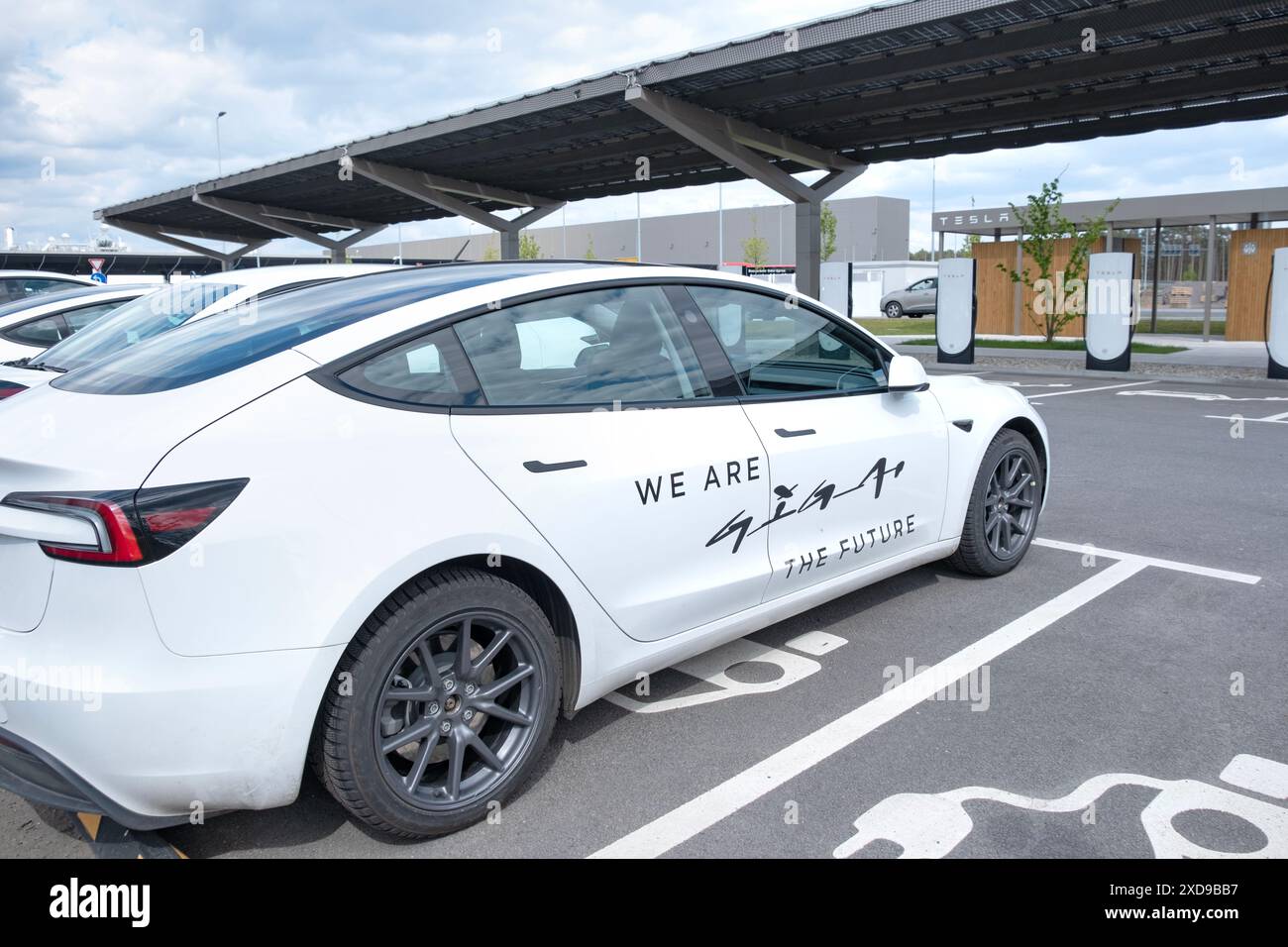 White Tesla Model y in Tesla-Supercharger v4 Gigafactory Berlin ...