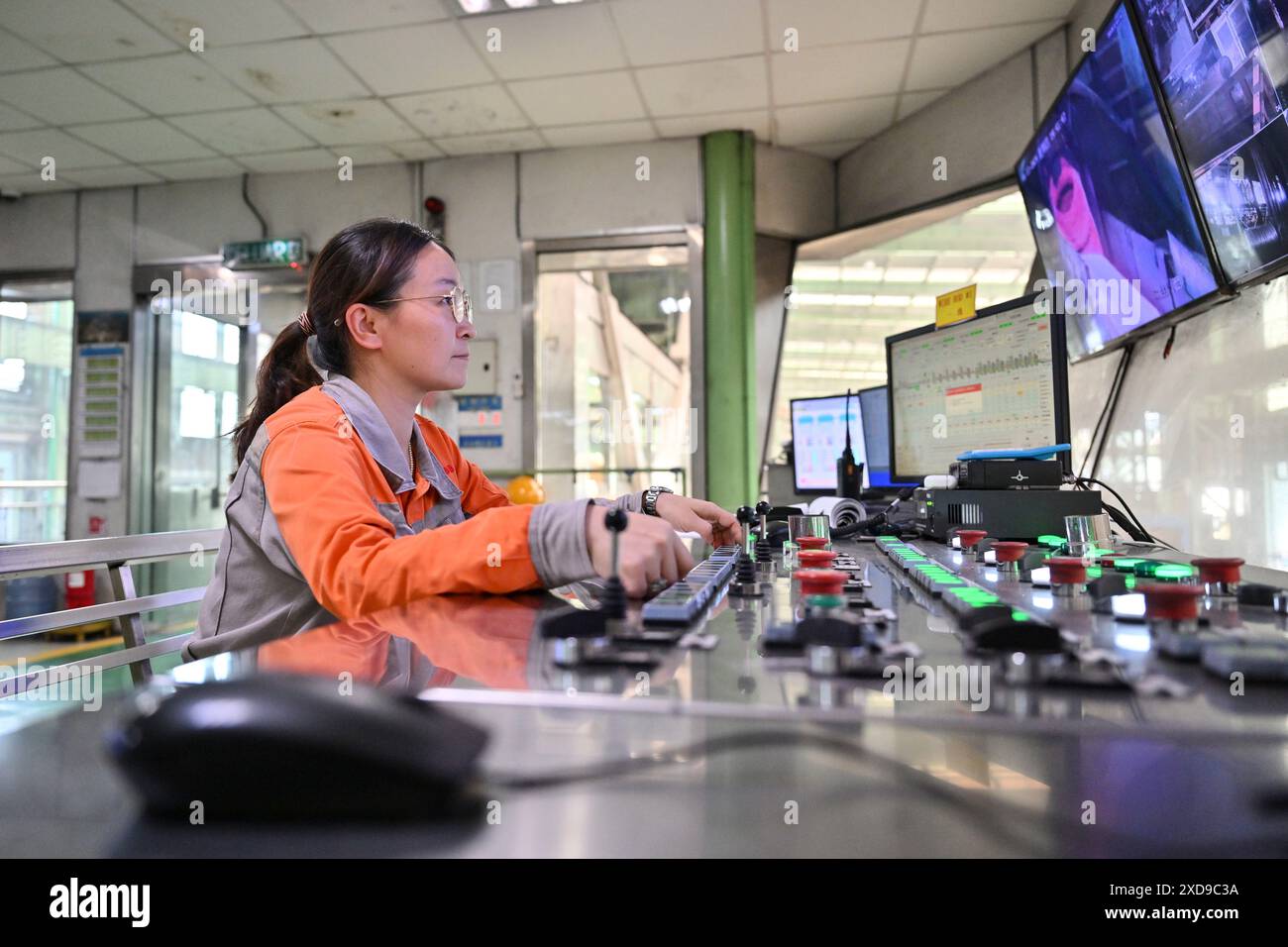 (240621) -- KUALA LUMPUR, June 21, 2024 (Xinhua) -- A Chinese staff ...