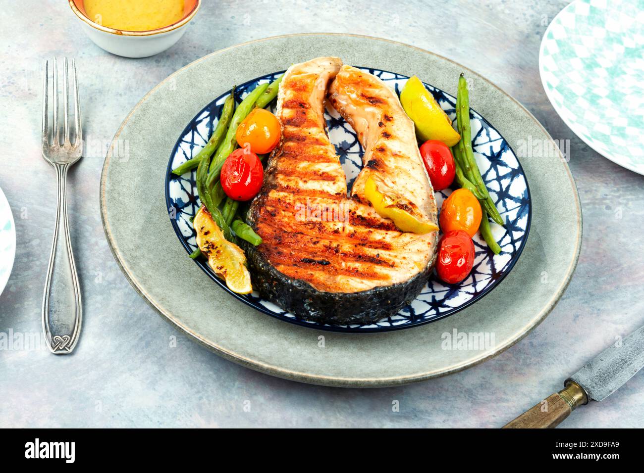 Fried salmon steak and vegetable salad. Grilled fish Stock Photo - Alamy