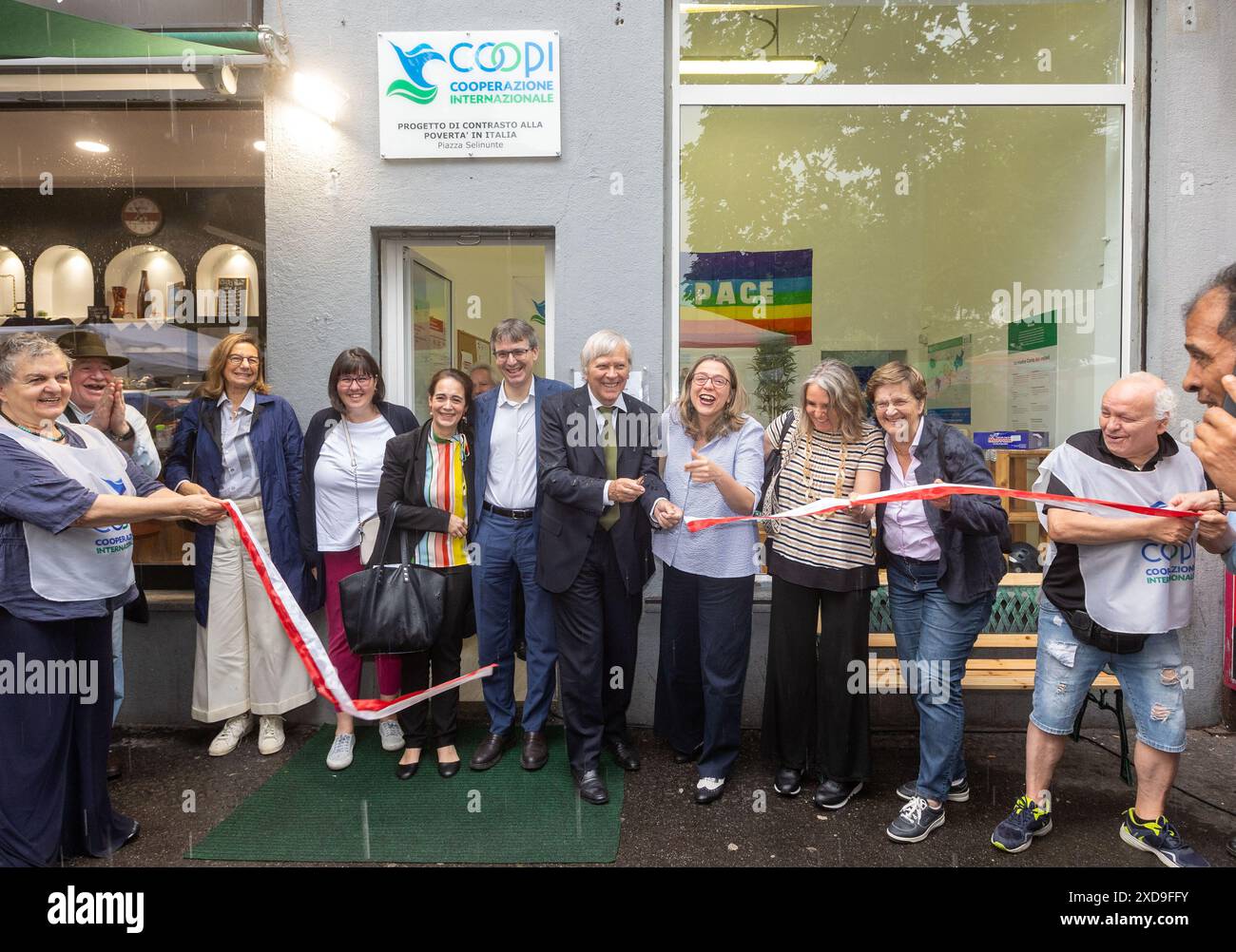 Il taglio del nastro con da sinistra una volontaria, Laura Ferrari ...