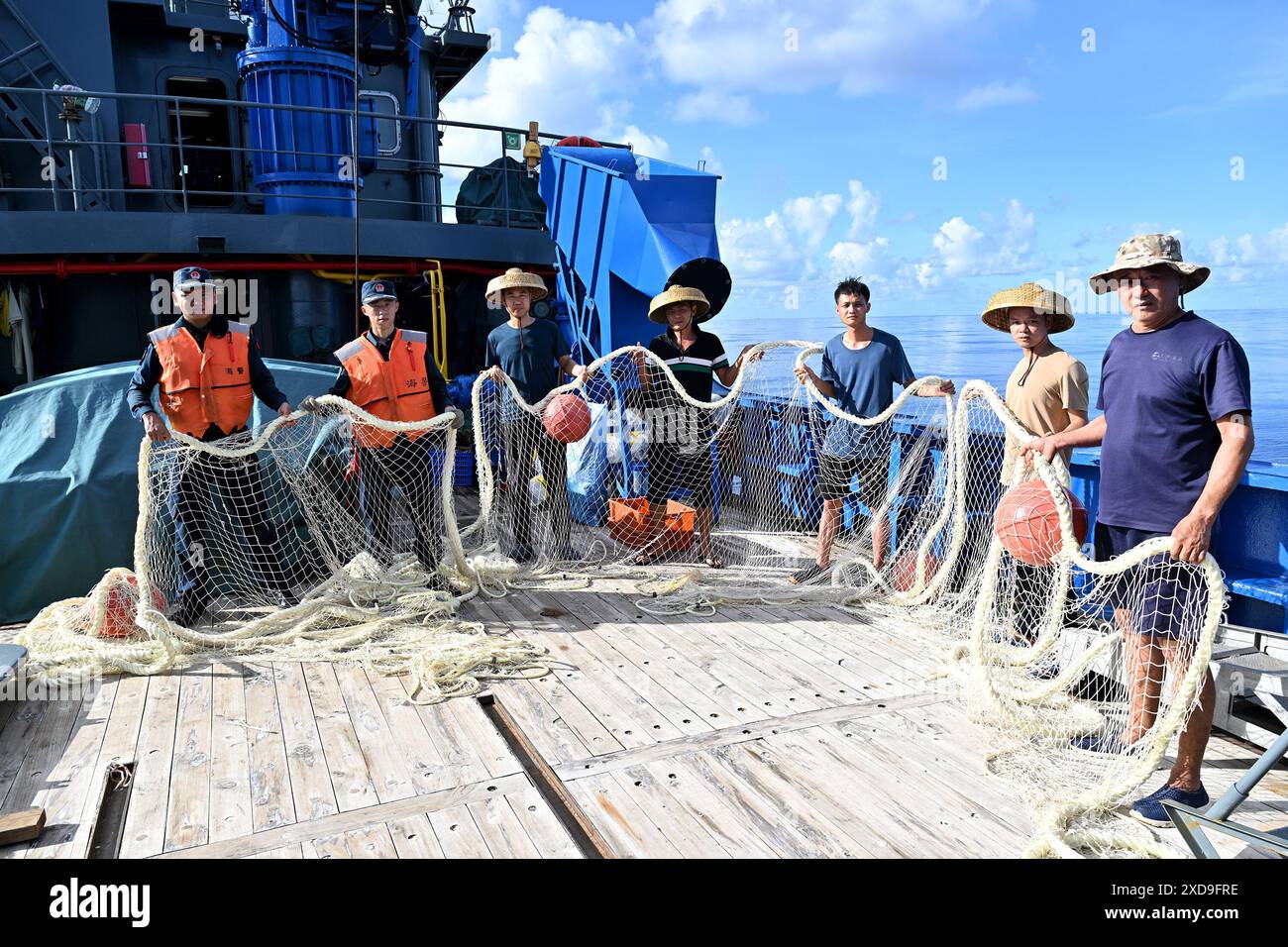 (240621) -- SANSHA, June 21, 2024 (Xinhua) -- Law enforcers of China ...