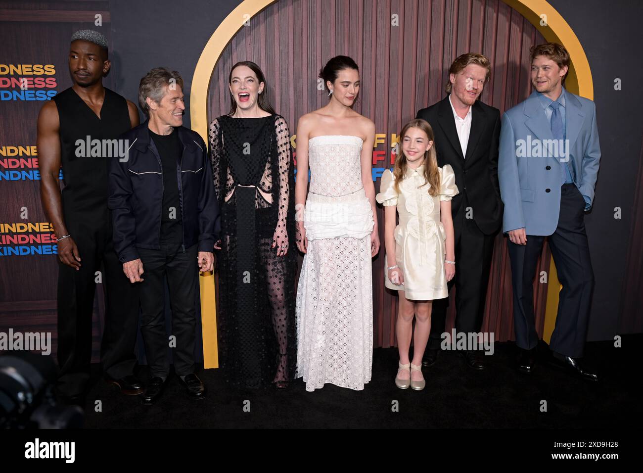 (L-R) Mamoudou Athie, Willem Dafoe, Emma Stone, Margaret Qualley, Merah ...