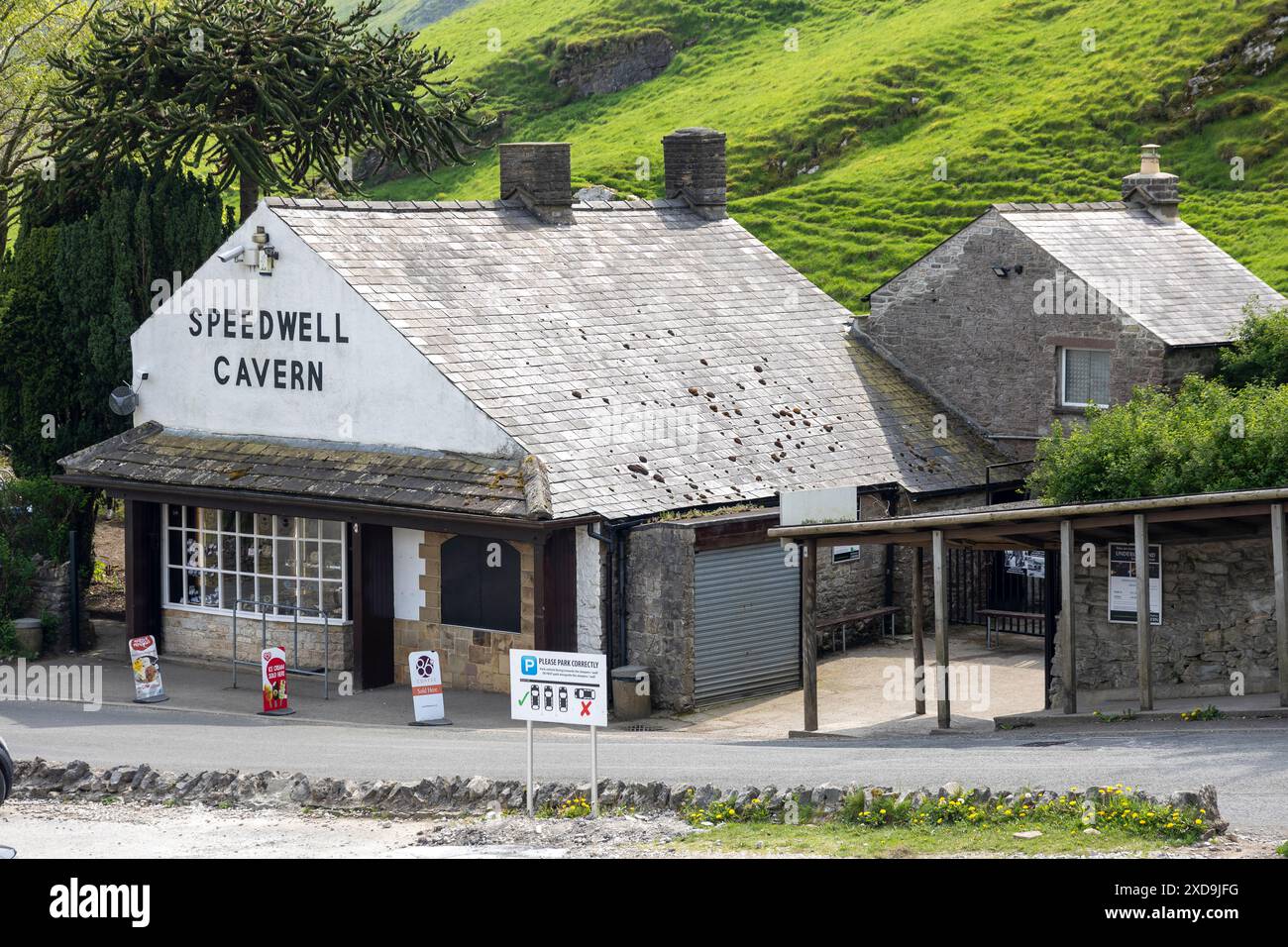 Tourist attractions of the peak district hi-res stock photography and ...