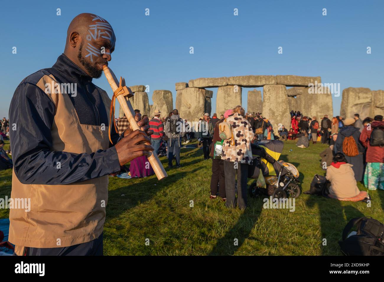 Stonehenge, Wiltshire, UK. 21st Jun, 2014. Modern-day Druids, pagans ...