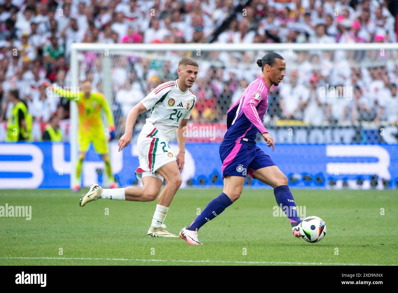 Leroy Sane (Deutschland, #19) im Zweikampf mit Marton Dardai (Ungarn ...