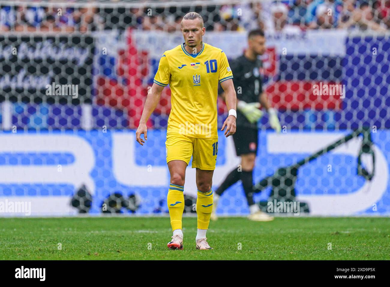 DUSSELDORF, GERMANY - JUNE 21: Mykhailo Mudryk of Ukraine looks up ...