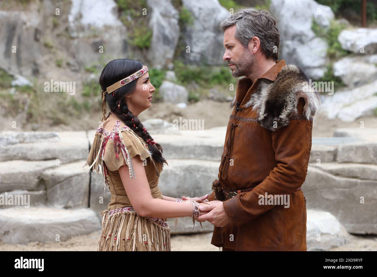 Romantische Szene mit Sila Sahin als Häuptlingstochter und Jan Hartmann ...