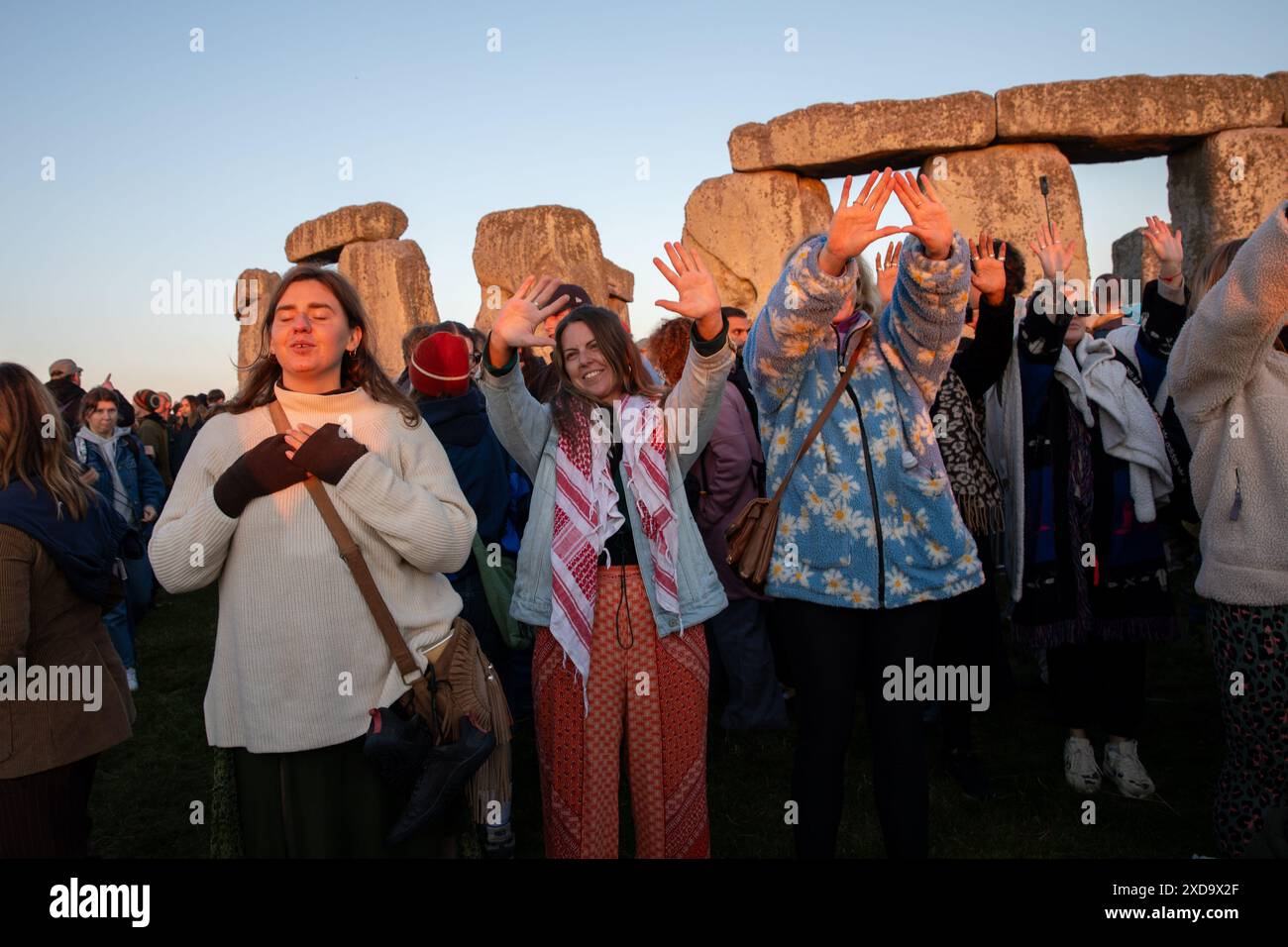 Stonehenge, Wiltshire UK, 21st June 2024. Crowds gather at Stonehenge ...
