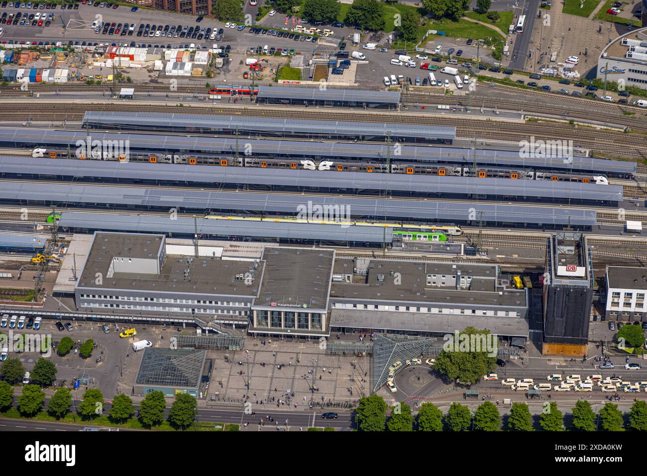 Platforms and station forecourt hi-res stock photography and images - Alamy