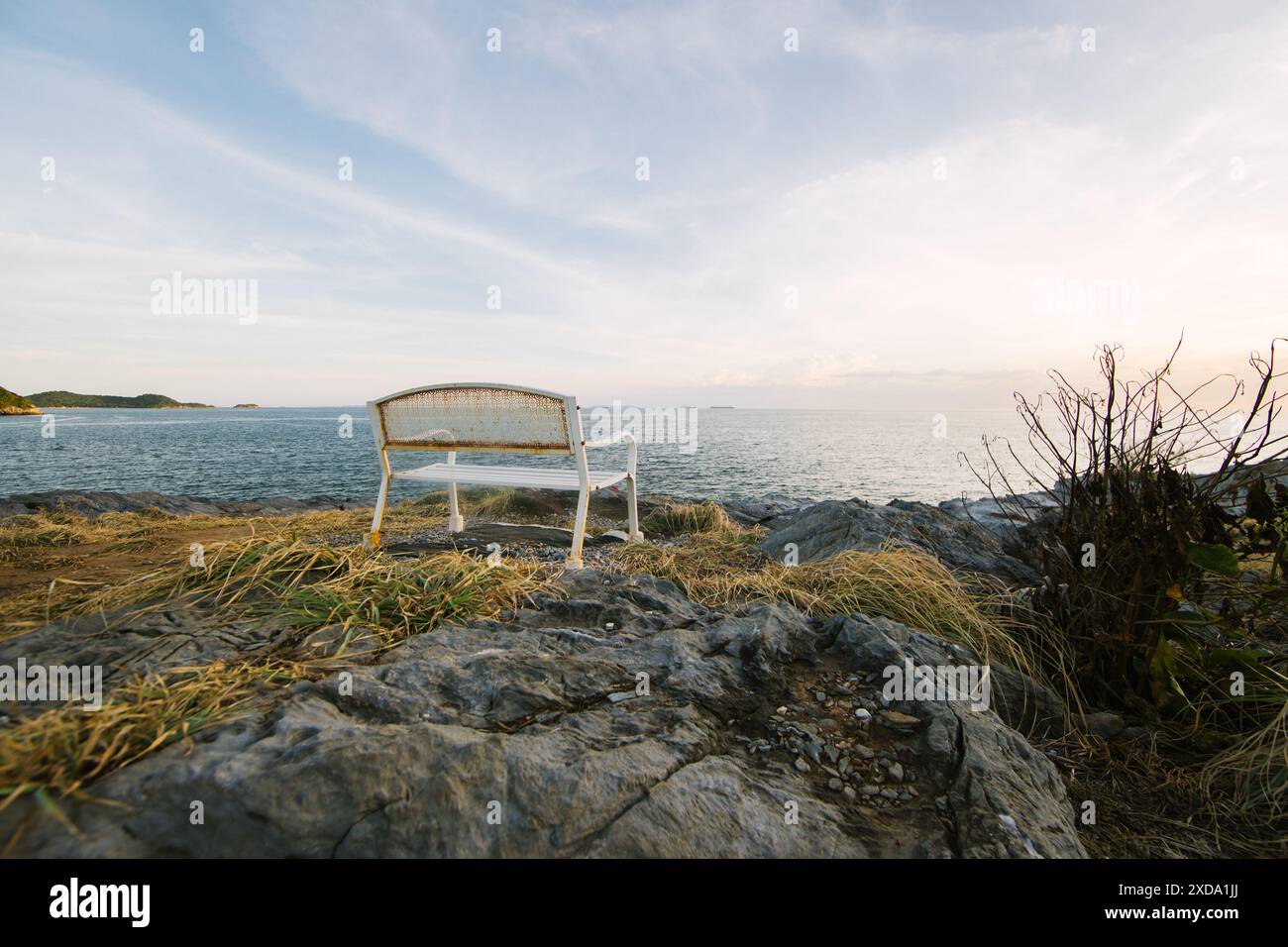 Empty bench sunny seaside hi-res stock photography and images - Alamy