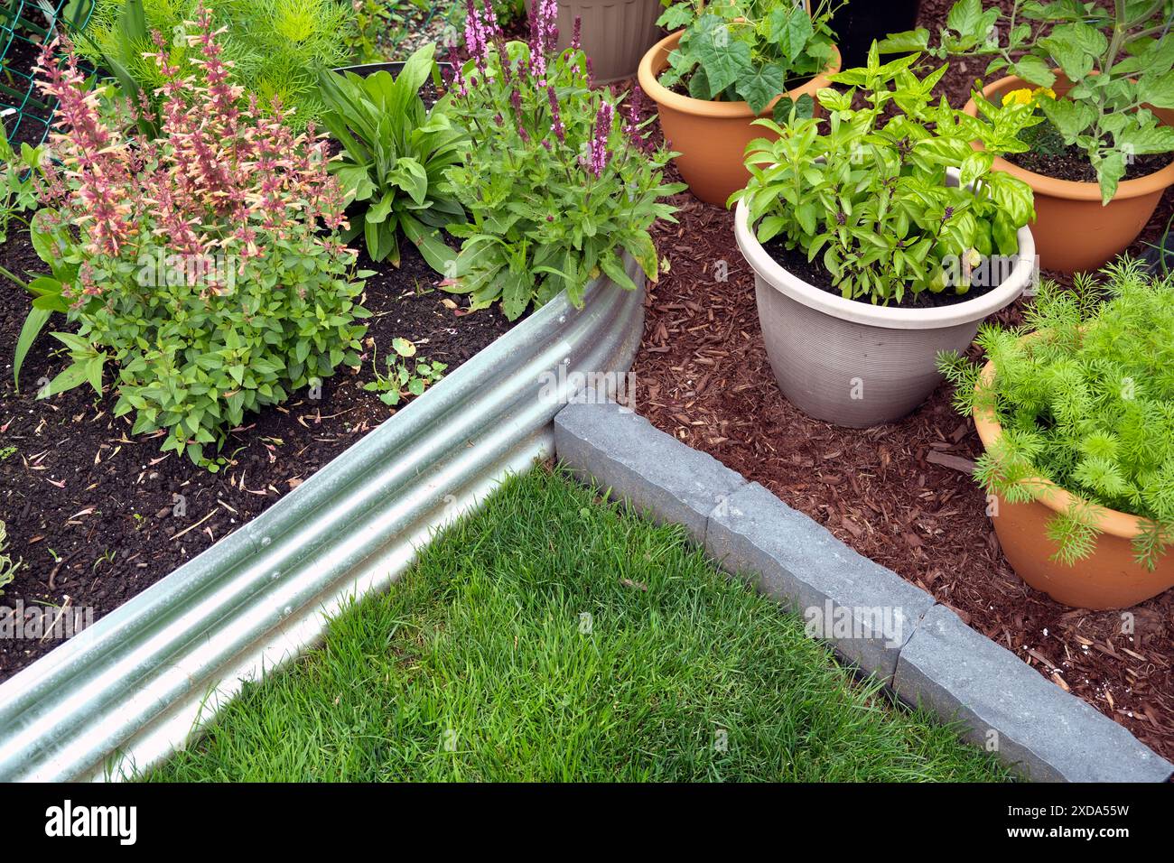 Brick edging hi-res stock photography and images - Alamy