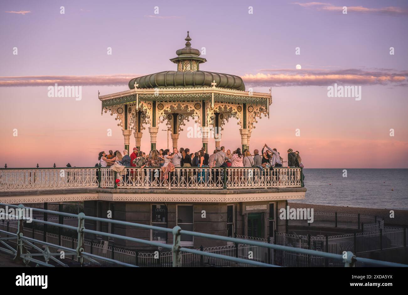 Brighton bandstand bailando hi-res stock photography and images - Alamy