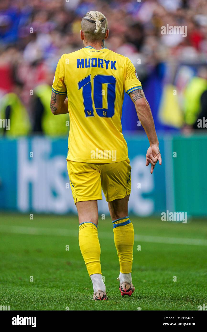 DUSSELDORF, GERMANY - JUNE 21: Mykhailo Mudryk of Ukraine looks up ...