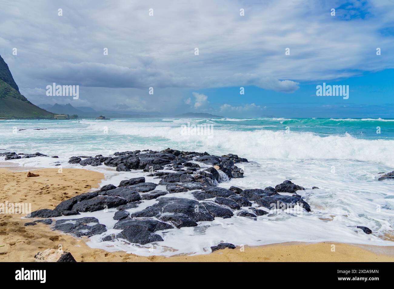 Waves hitting boulders hi-res stock photography and images - Alamy