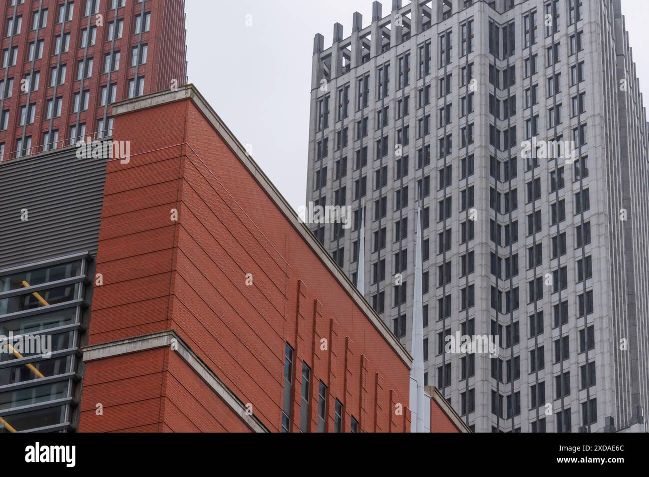 Modern skyscraper red hi-res stock photography and images - Alamy