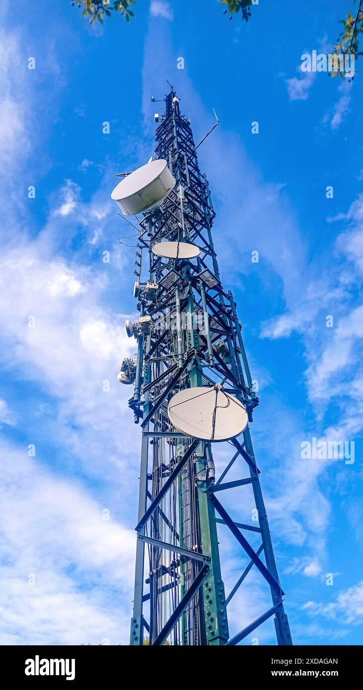 Mobile phones and the internet hi-res stock photography and images - Alamy